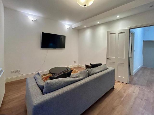 141 Camden High Street, London NW1 2 bed flat to rent £2,900 pcm £669 pw