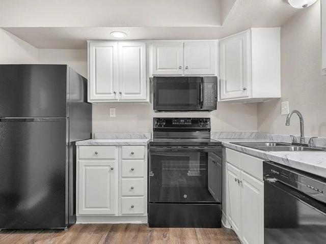 141 Camelot Dr, Saginaw, MI 48638