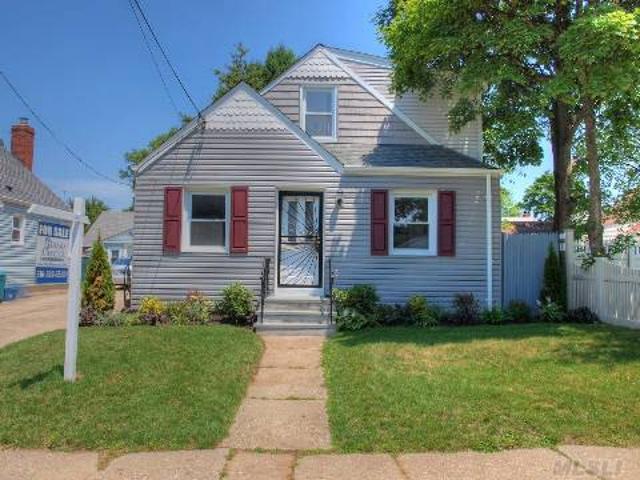 141 Booth St, Hempstead, NY 11550