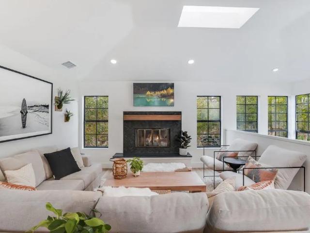 141 N Acacia