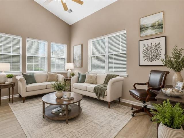 141 W Oaks Place