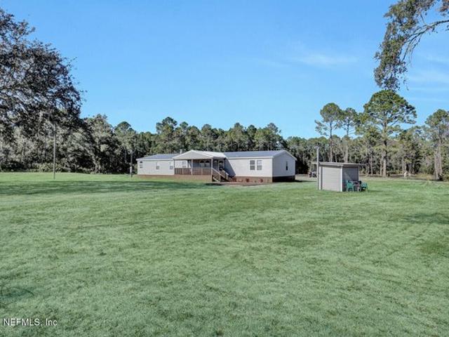 141 Woods Rd, San Mateo, FL 32187