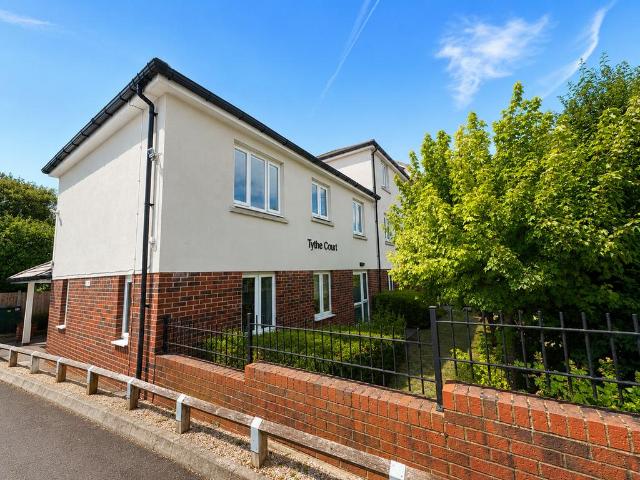 141 White Hart Lane, Collier Row, RM7 1 bed apartment to rent £1,050 pcm £242 pw
