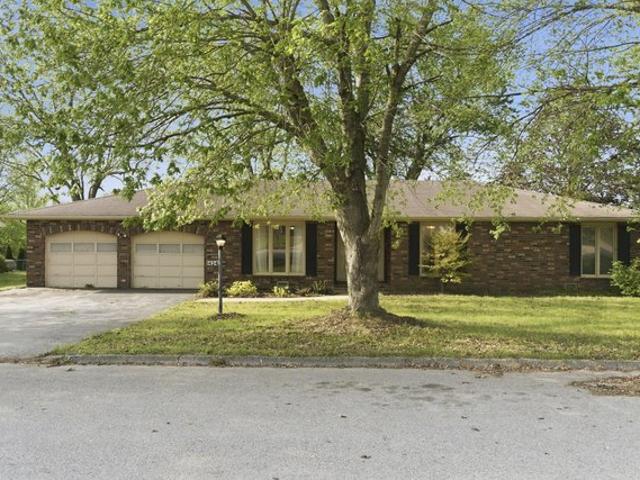 1424 E Laverne St, Bolivar, MO 65613