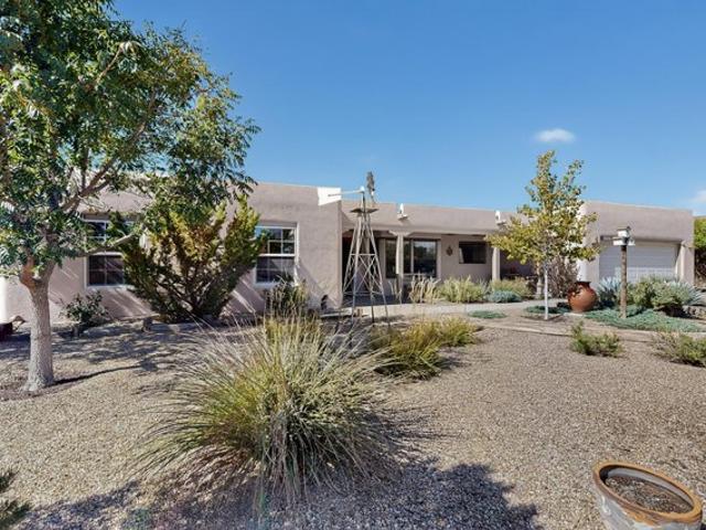 1425 Crestview Dr SW, Los Lunas, NM 87031