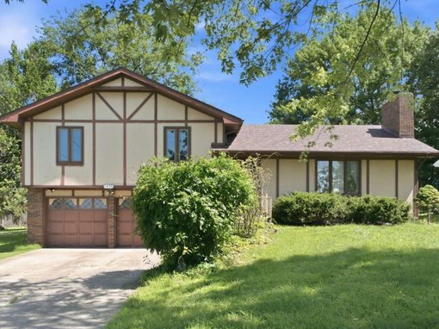 1425 E McClernon St, Springfield, MO 65803