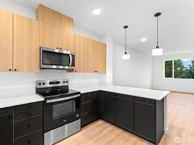 1425 SW 111th Ln, Seattle, WA 98146