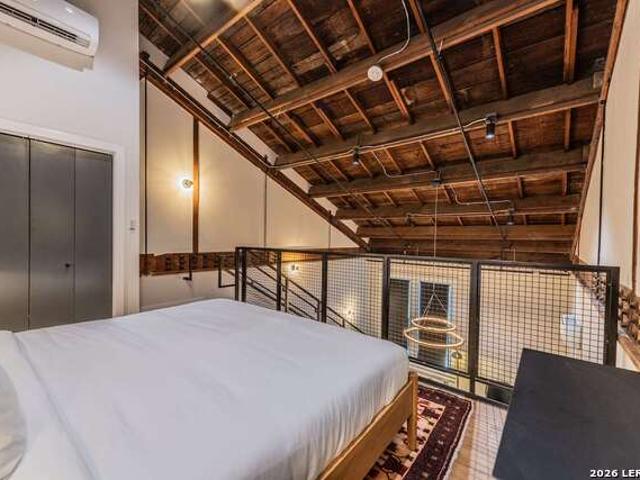 1425 S Flores
