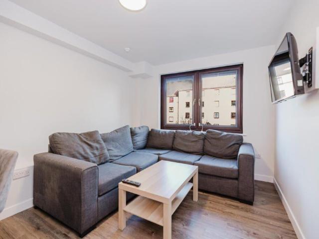 1425L West Bryson Road, Edinburgh. 4 bed flat to rent £2,250 pcm £519 pw