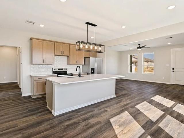 1426 Dry Creek Dr, Cleburne, TX 76033