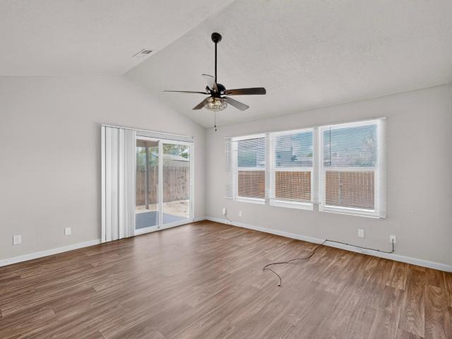 1426 Golden Eye Loop NE
