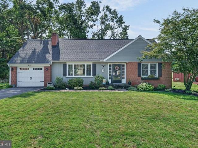 1426 Hollywood Dr, Lancaster, PA 17601