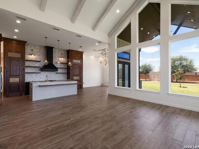 1426 Jocelyn Cir
