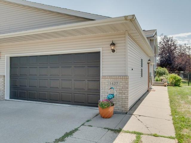 1427 Suntree Dr, West Fargo, ND 58078
