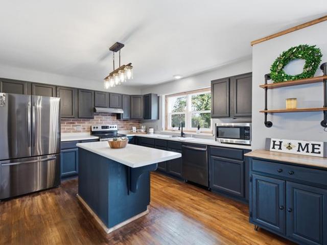 1429 W Homestead Trl, Mequon, WI 53092