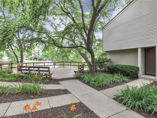 1420 Cedarwood Dr Apt H, Westlake, OH 44145