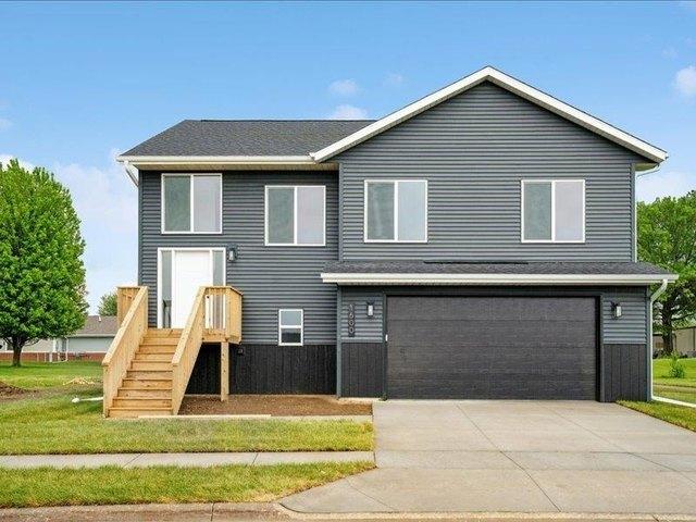 1420 Duncan Dr, Muscatine, IA 52761