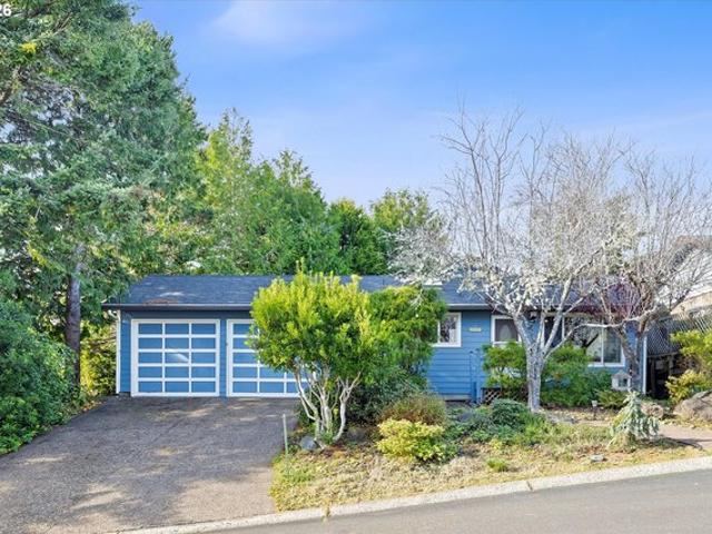1420 SW Fairway Dr, Waldport, OR 97394