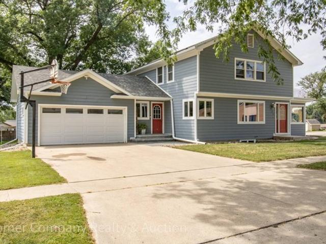 1421 Elm St, Hull, IA 51239