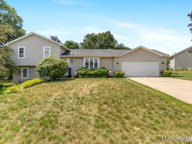 1421 Hollow Ridge Dr NE, Rockford, MI 49341