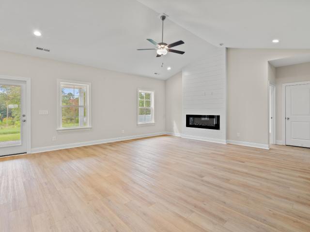 1421 Loop Circle