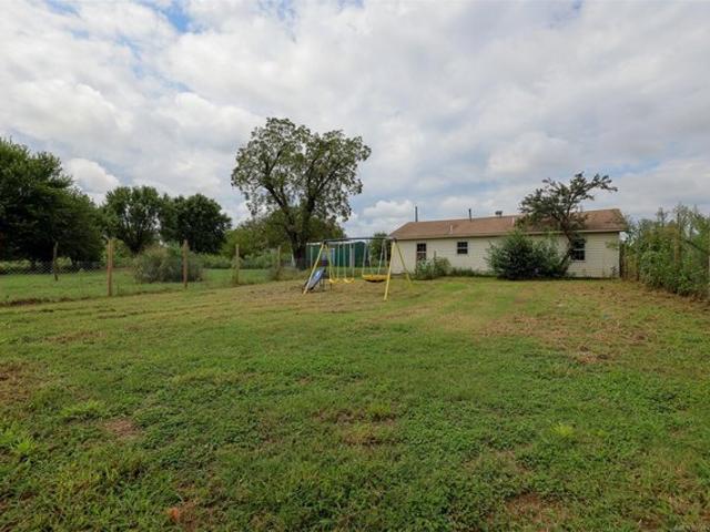 1421 S Cedar St, Bristow, OK 74010