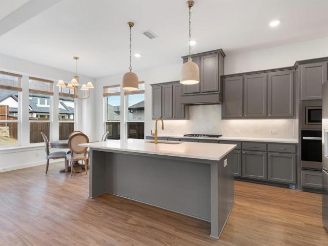 1421 Valor Way