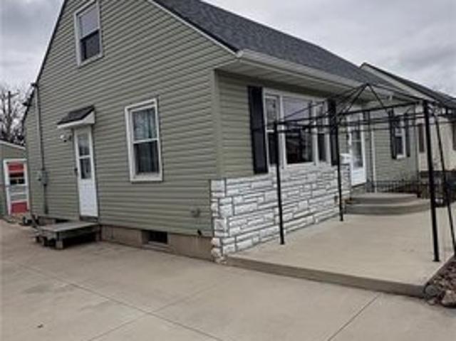 1421 9th St NW, Cedar Rapids, IA 52405