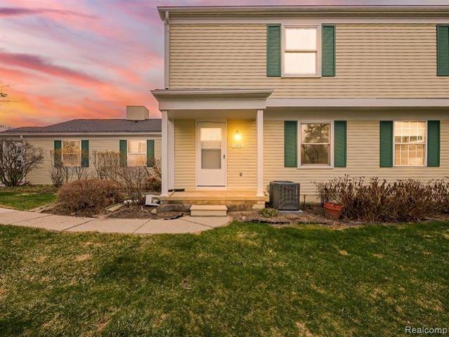 1422 Harbor Dr, Walled Lake, MI 48390