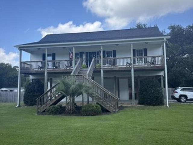 1422 Harkers Island Rd, Beaufort, NC 28516