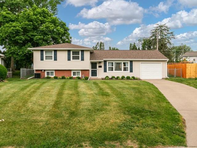 1422 Lakewood Dr, Bettendorf, IA 52722