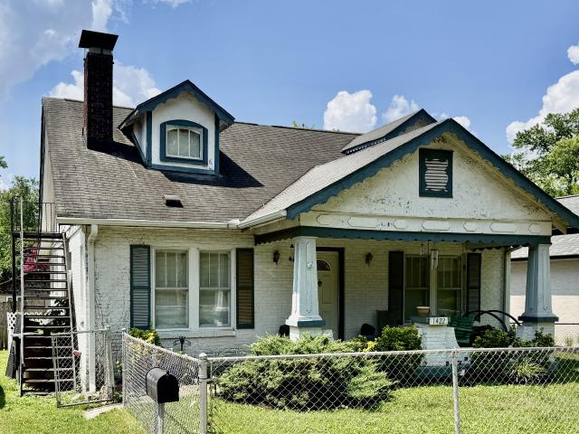 1422 Roberts Ave