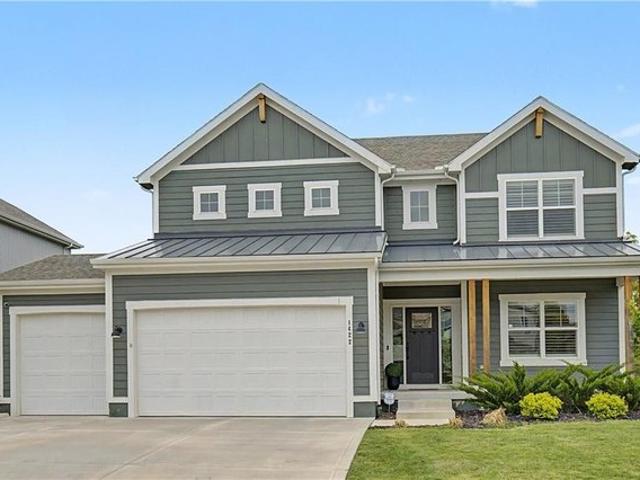 1422 SW Georgetown Dr, Lee's Summit, MO 64082