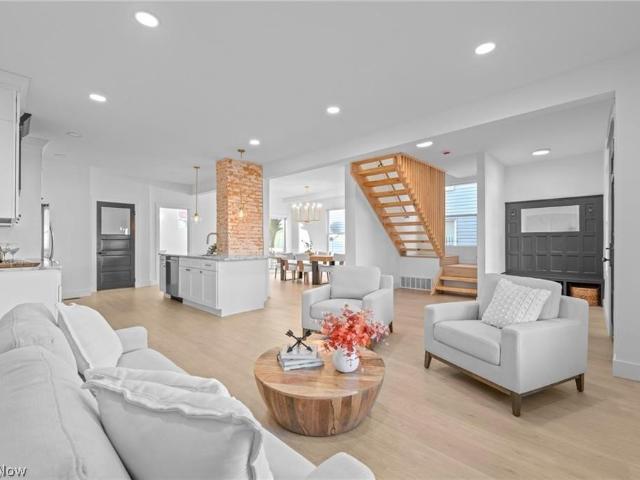 1422 W 77th Street