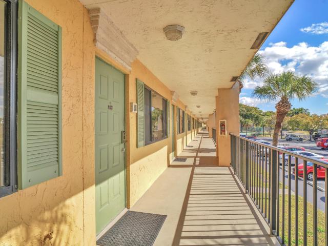 1423 Meadows Cir W, Boynton Beach, FL 33436 | MLS #R11168