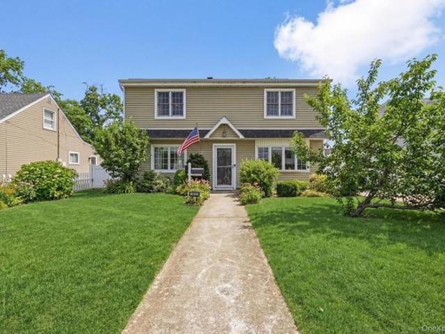 1423 Harding St, North Bellmore, NY 11710