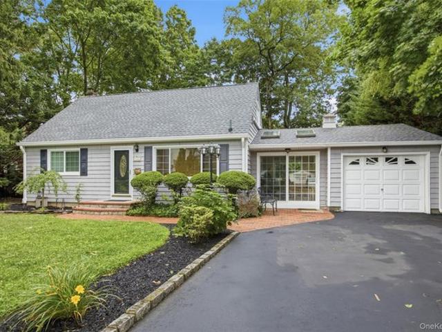 142 7th St, Saint James, NY 11780