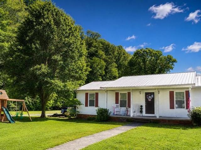 142 4th St, Cedar Bluff, VA 24609