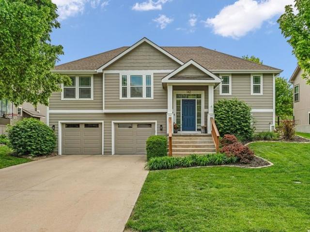 142 Aspen Ln, Lawrence, KS 66049
