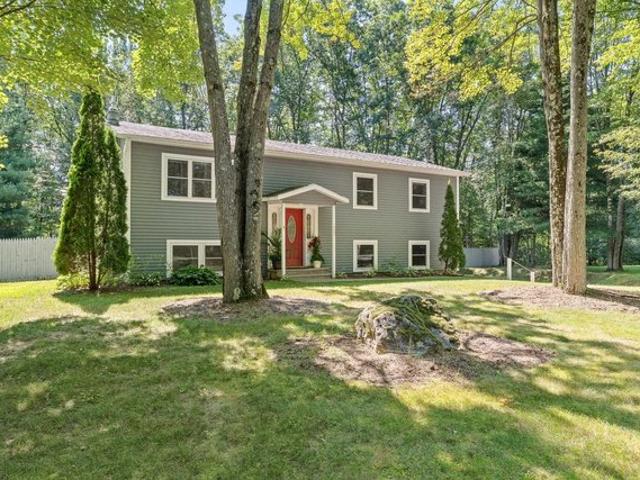 142 Oak Cir, Colchester, VT 05446