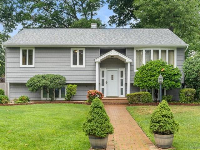 142 Mohican Ave, Ronkonkoma, NY 11779