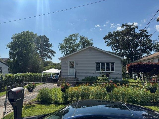 142 N 27th St, Wheatley Heights, NY 11798