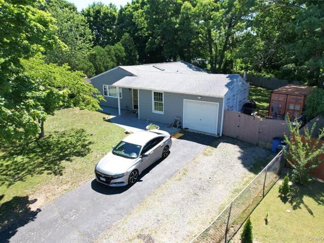 142 Palmer St, Brentwood, NY 11717