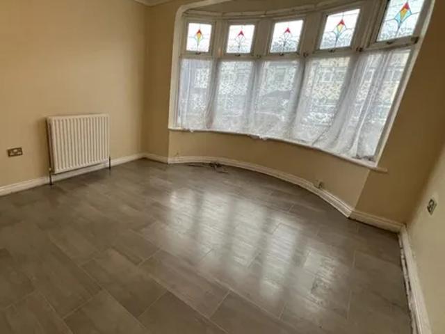 142 Roding Lane North, London, IG8 8LJ, United Kingdom | 3 bed house for rent #137020047 | Rentberry