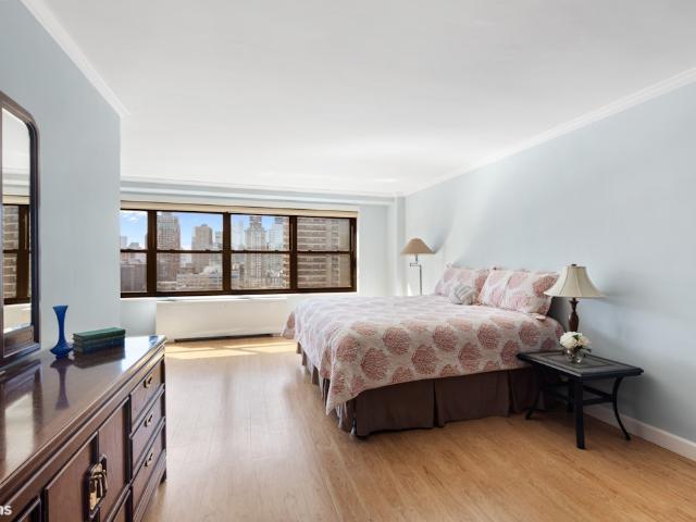 142 W END Avenue 18RS