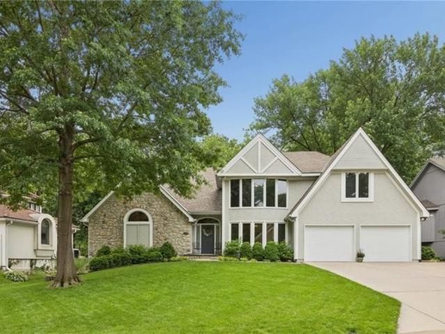 142 The Woodlands Dr, Gladstone, MO 64119