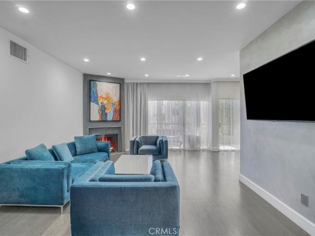 14347 Albers St, Unit 207, Sherman Oaks, CA 91401 | MLS #SR26077 | Compass