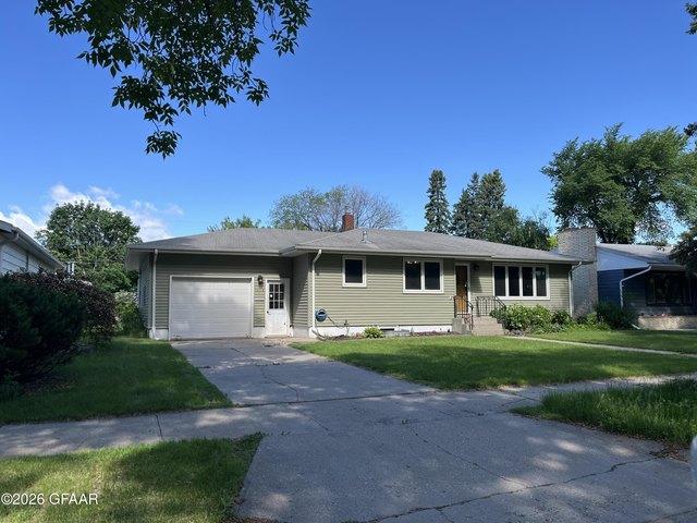 1434 17th St, Grand Forks, ND 58201