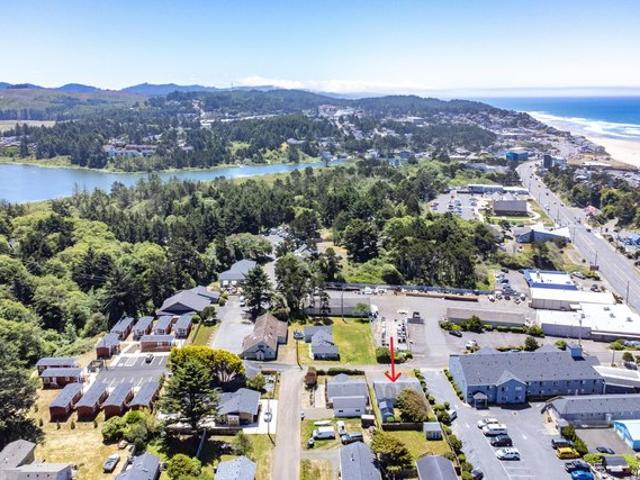 1435 NE 10th St, Lincoln City, OR 97367