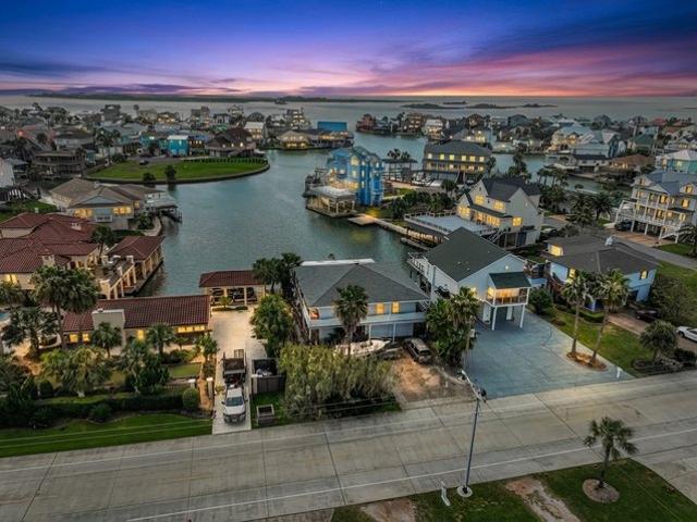 1435 Tiki Dr, Tiki Island, TX 77554
